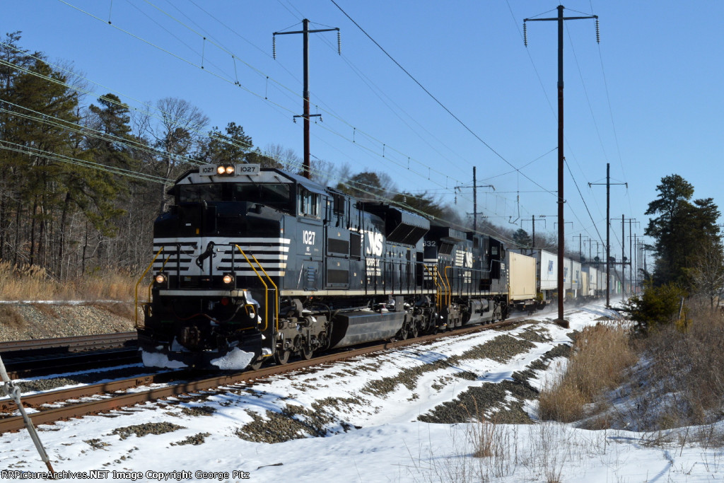 NS 1027 and train 24M